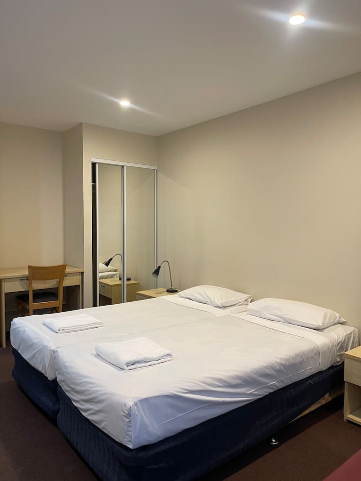 Spacious Studio | 3 Singles | Pool, Gym, Wifi - Melbourne