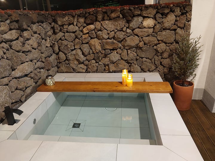 (애월마실) 고내오름/무료 온수 야외 자쿠지/화로 불멍 Bbq를 즐길수 있는 감성독채 - Jeju-si