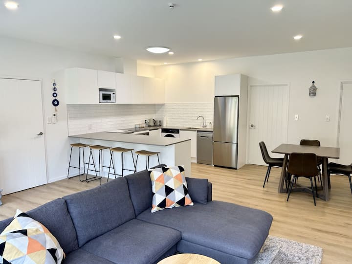 Queenstown - Popular Sun And Ski Retreat - Queenstown