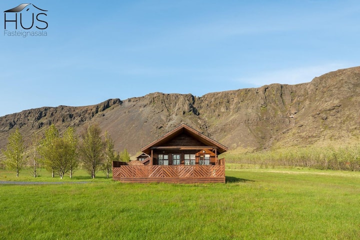 Cozy Cabin Near Golden Circle | Private Hot Tub - Islândia