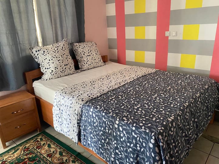 Chambre Moderne Wifi Rapide, Canal Sat + Gardien - Douala