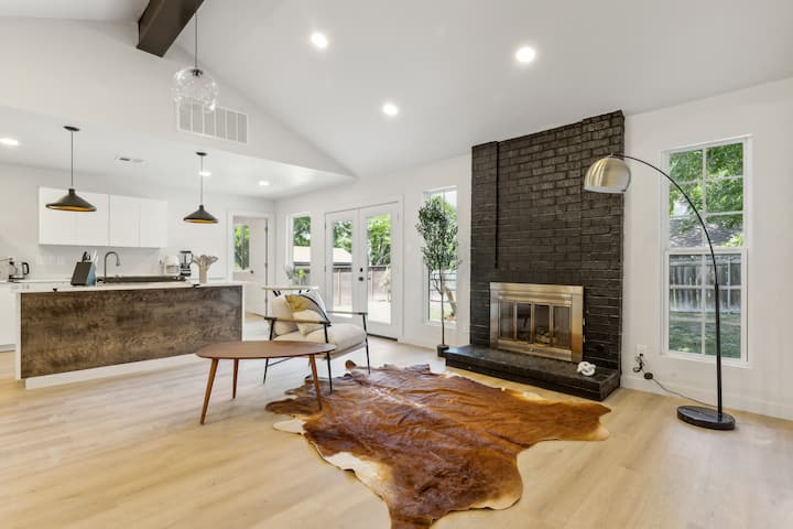 Stylish 3br Home W/ Backyard | 10 Mins To Downtown - Onion Creek - Austin