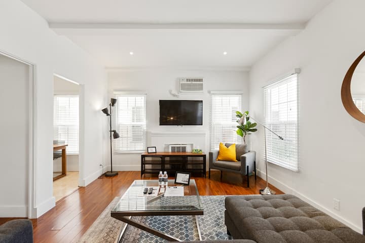 E.141-4 - Beverly Hills 1 Bed With 1 Parking Spot - Beverly Hills, CA