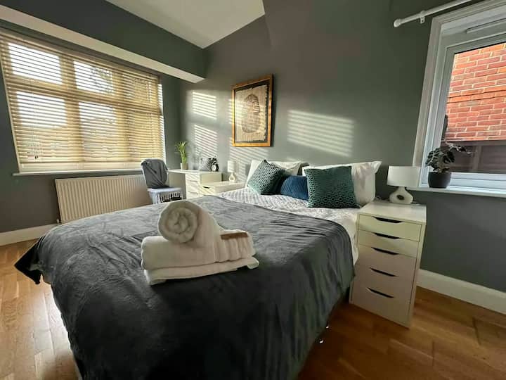 The Sapphire Suite Double Room, 40 Mins London - Watford