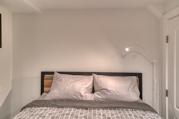 Private Studio Apartment Next To N&w Trains - New York City