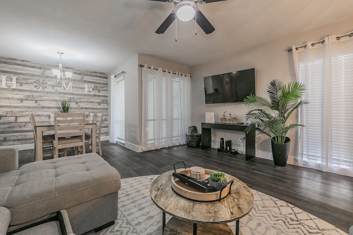 Cozy 2br Farmhouse Apt | Sleeps 8 | Free Parking! - Arlington, TX