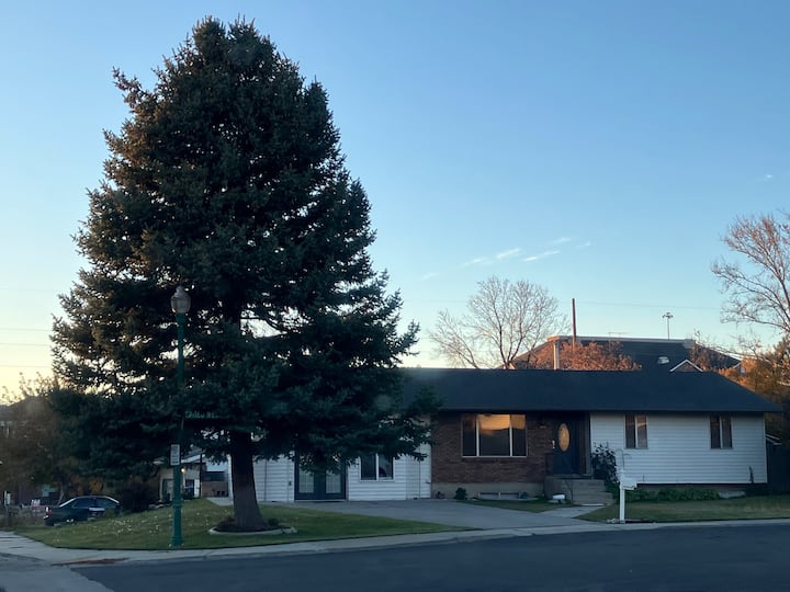 Cozy Home Near Uvu I-15 & Ski Resorts - Golden Pond, Orem