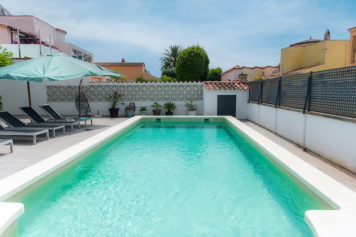 5br Villa With Private Pool, Parking & A/c - Empuriabrava