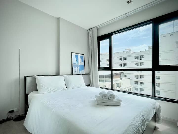 Pattaya Center Condo - Tree/partial Sea View. - Pattaya City