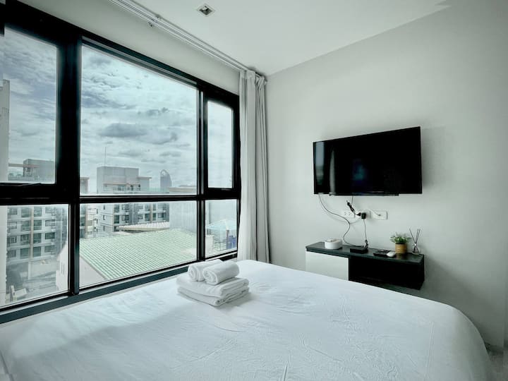 Beachside Comfort: Modern Condo Near Everything - Thailand
