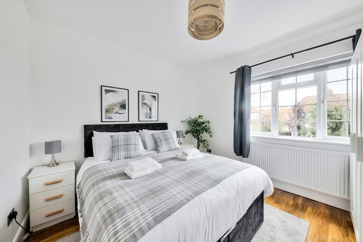 Home Away | Cosy Flat | Parking Available - Hertfordshire