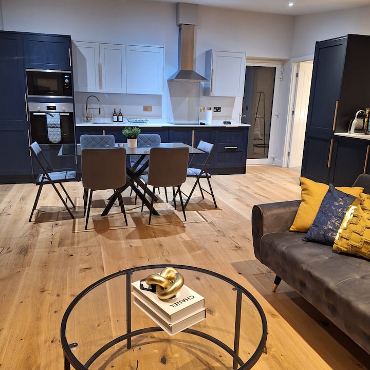 Spacious Highgrove Home | Garden | Free Parking - Reading