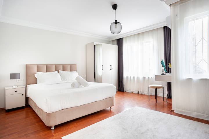 Charming 3-br. W/sweet King Beds. Lift &A Full Ac - Istanbul