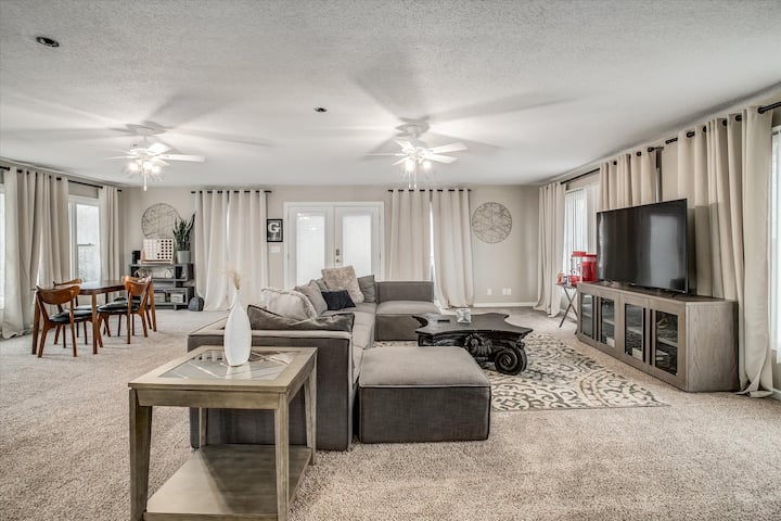 5 Bd/ 4 Ba - Over 3000sqft 4 Mins From Stadium - Lee's Summit, MO