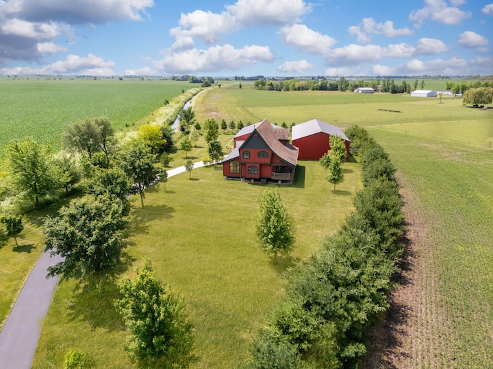 Private Ranch Retreat W/ Game Barn & Creek Views - Grant Park, IL