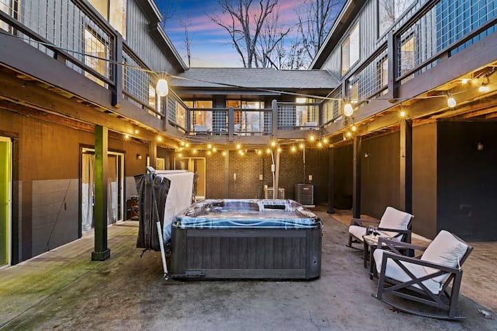 Hot Tub | King Beds | Near Avl And Asheville - Asheville, NC