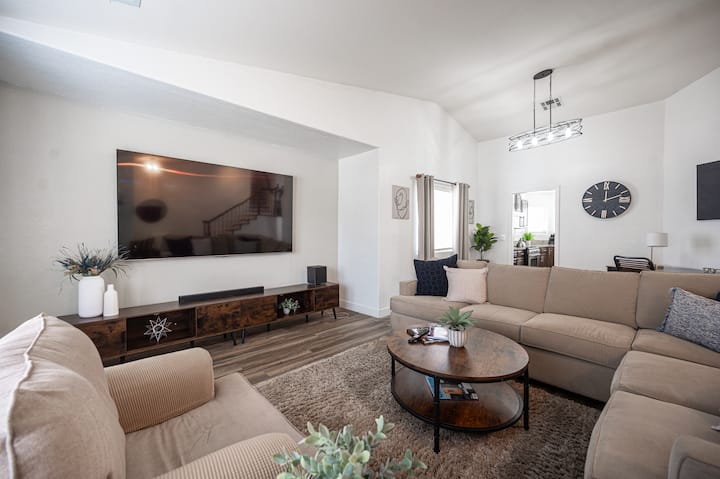 2 Car Garage Fast Wi Fi/strip 5 Miles Away 3bd - Las Vegas, NV