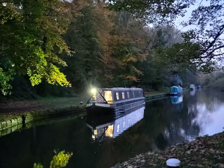 Comfy Canal Boat Paddington For Friends & Families - London