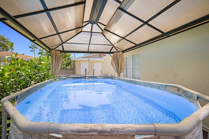 Pool & Hot Tub | Delray Beach Safari Lion's Lodge - Delray Beach, FL