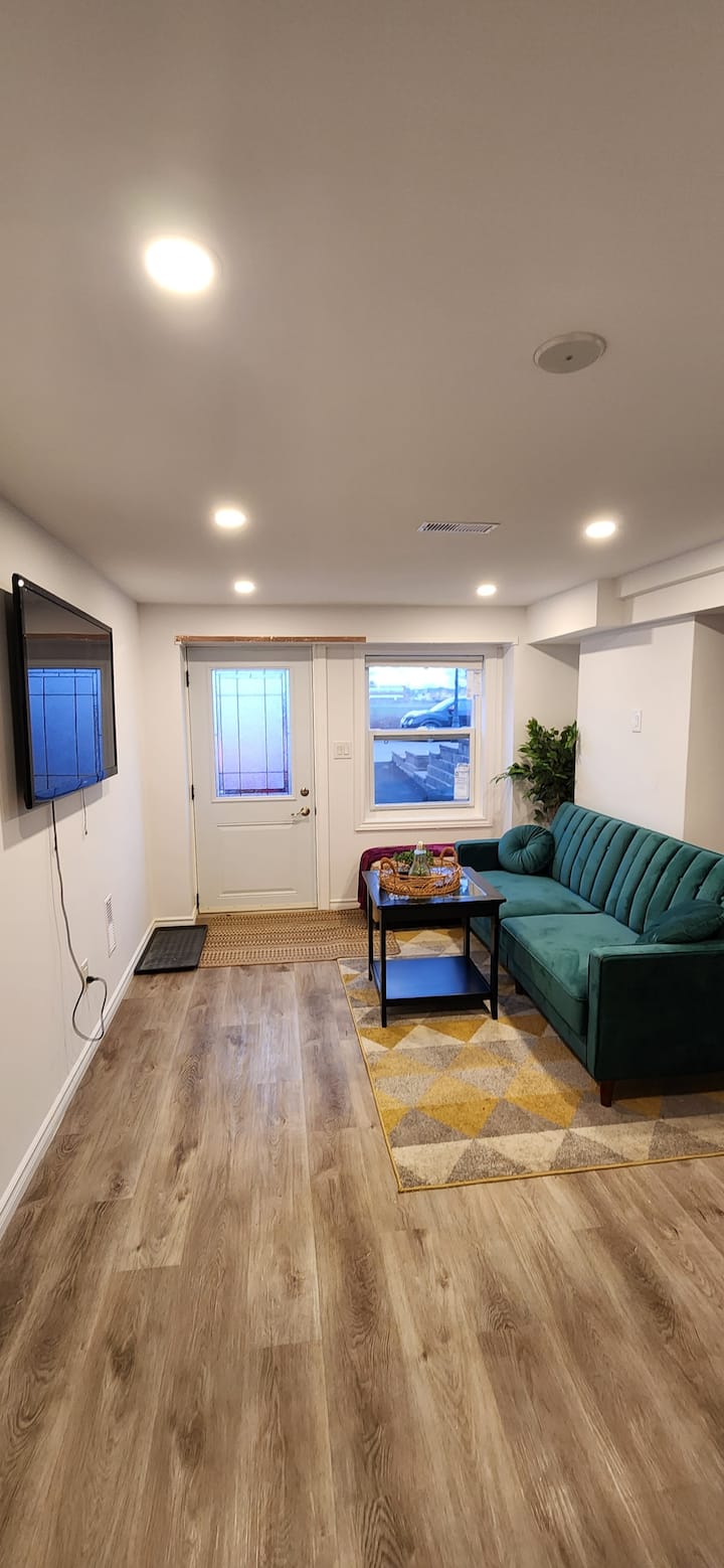 Cozy Walkout Apartment With Separate Entrance! - Hamilton