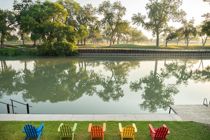 Waterfront Family Getaway: Dock, Kayaks & Fire Pit - Seguin, TX