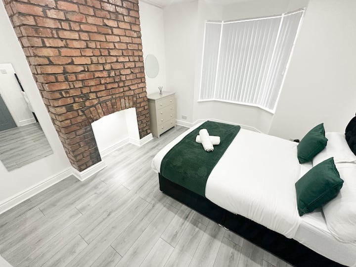 Modern & Spacious | 4 Br | 9 Guest | 2 Bathroom - Liverpool