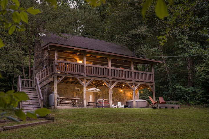 Whistler Retreat | Hot Tub, Fireplace & Views - Great Smoky Mountains National Park