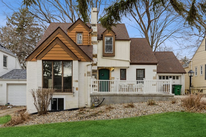 Picturesque 4bd Two-story Home! - Des Moines, IA