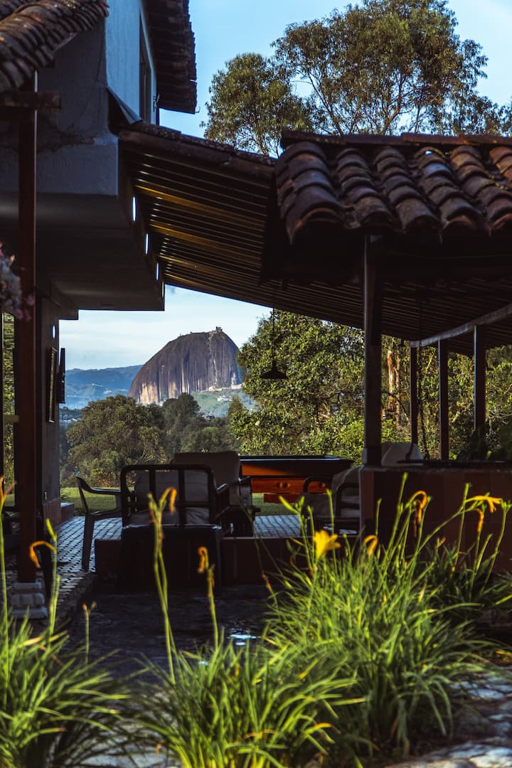 Rock View, Jacuzzi & Expansive Garden - Guatapé