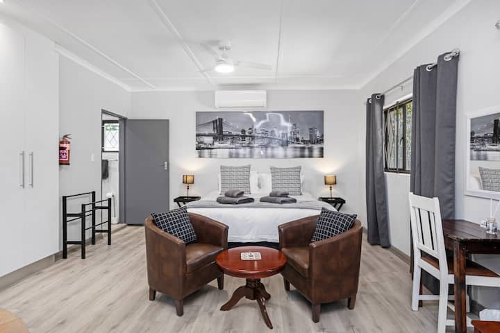 Paarl Selfcatering @ Gim Black & White - Paarl