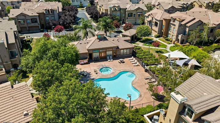 Ledawn W/bbq, Nearto Airport Downtown Pool Spa Gym - Sacramento, CA
