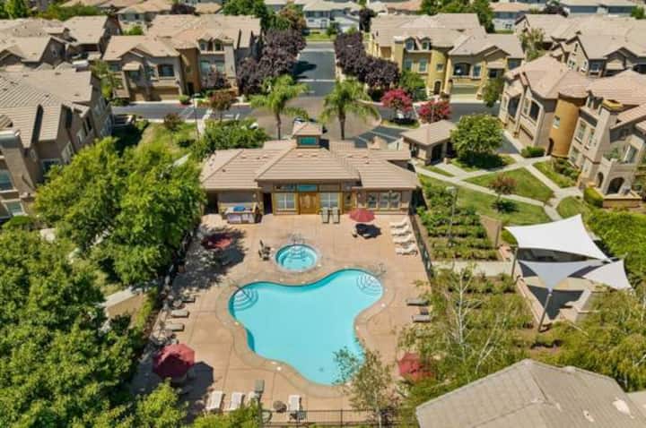 Ledawn W/bbq, Nearto Airport Downtown Pool Spa Gym - Sacramento, CA