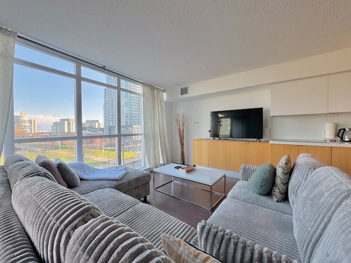 Spacious 2bdrms/2baths With 3 Real Beds + Pullout - Toronto