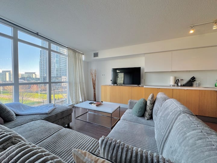 Spacious 2bdrms/2baths With 4 Real Beds + Pullout - Toronto