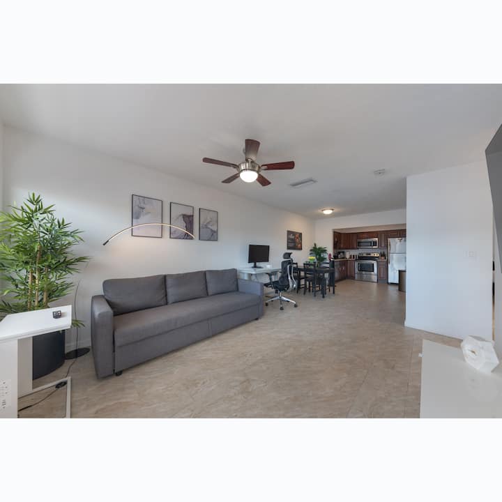Charming Getaway /Dual Queen Near Beach / Airport - Margate, FL