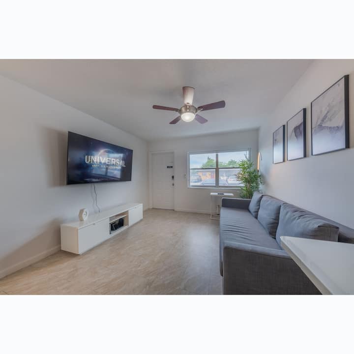 Charming Getaway /Dual Queen Near Beach / Airport - North Lauderdale, FL