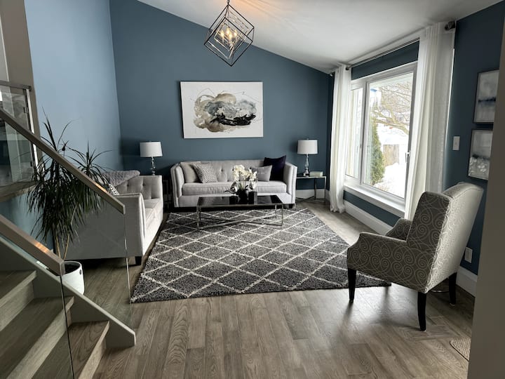 3 Bedroom House In Clarkson Near Go Train - Oakville