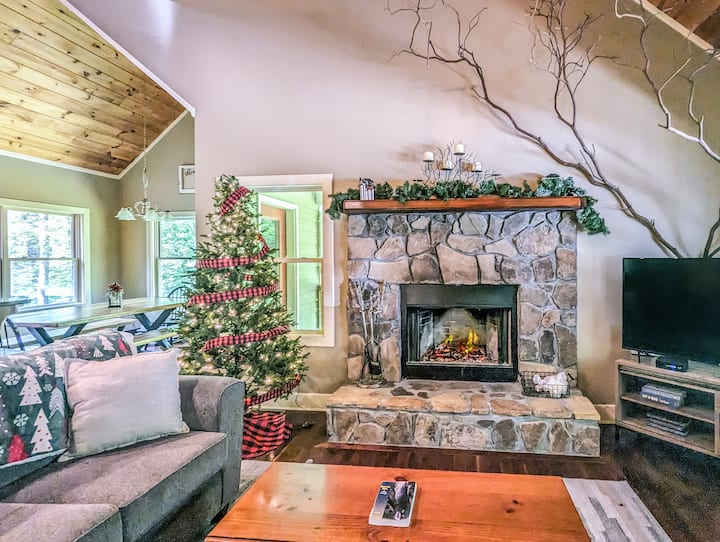 Holiday Haus - Hot Tub, Movie & Arcade Room, Dogs - Helen, GA