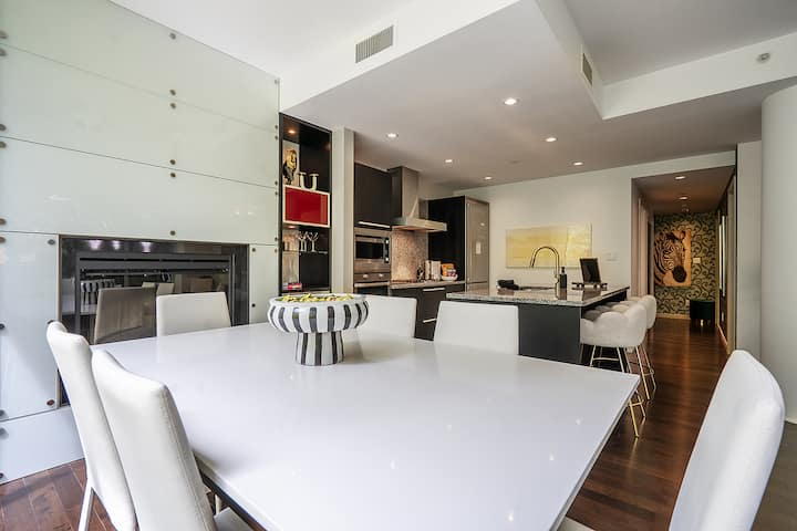 Two Bed Luxury! Huge Patio/pool/ac Best Location! - Victoria