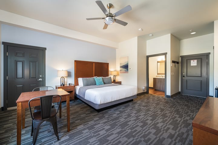 Spacious King Room | Walk To Shops & Wineries - Manson, WA