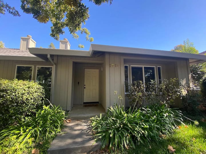Lemontree House: Chic Davis 3br Gem - Davis, CA