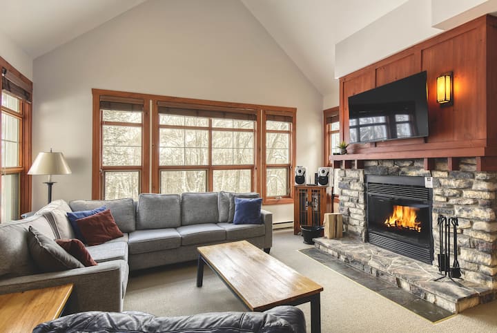 Classic Les Eaux Chalet: Pool, Hot Tub, Sauna! - Mont-Tremblant