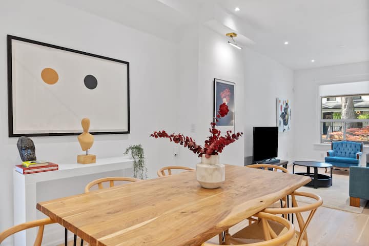 Vibrant 4-bed Leslieville Charm Retreat - Toronto