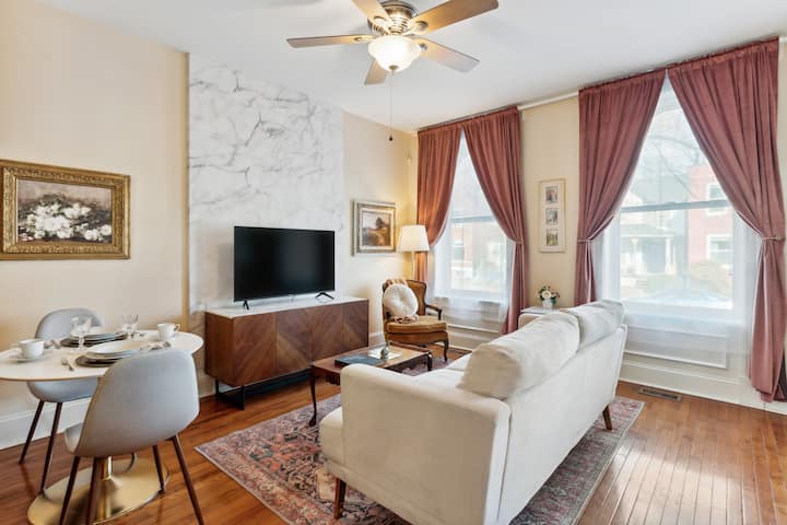 Gibson Estate: Timeless 2br Haven In The Grove - St. Louis, MO