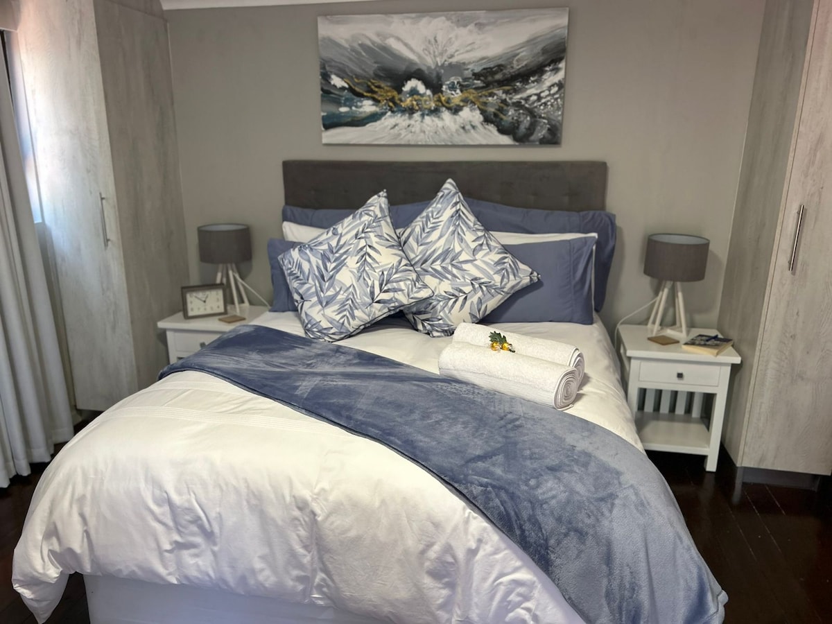 Luxury Tranquil Treehouse & Hot Tub in Pretoria - Treehouses for Rent ...