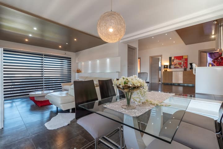 Spacious Apartment With Sea View - Okrug Gornji