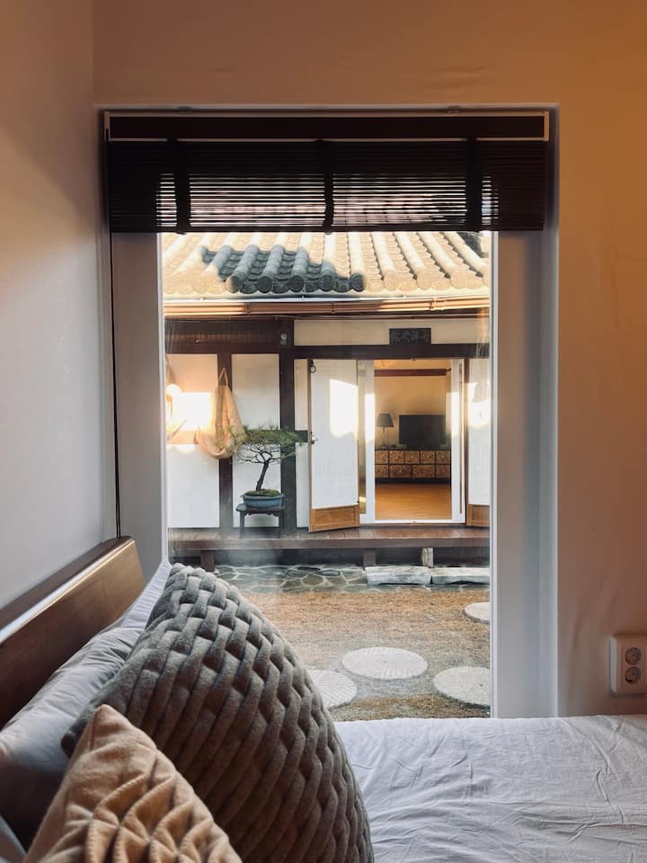 [우수숙소]전주한옥마을 중심지 독채, 침대 응접실 화장실 - Jeonju-si