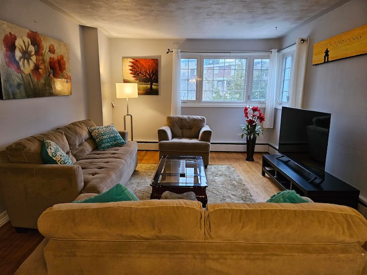 Beechwood 3 Bdrm Upper Level Of House W/ Backyard - 가티노