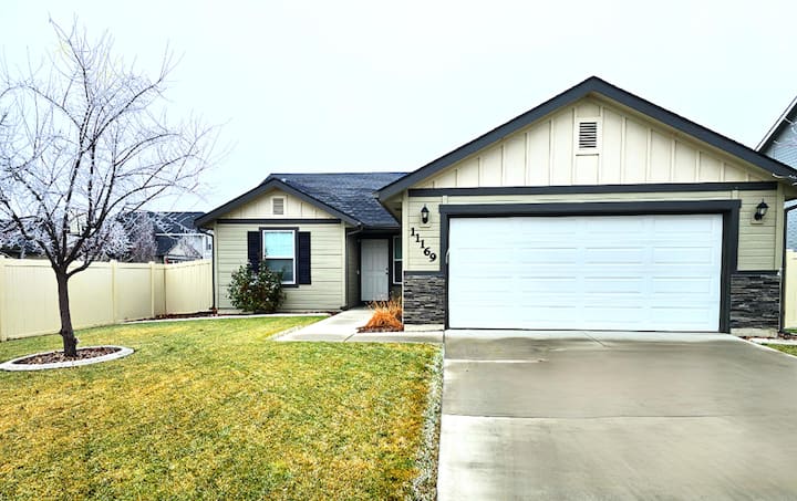 Hobby House Sleeps 7 Hot Tub, Firepit, Foosball - Nampa, ID