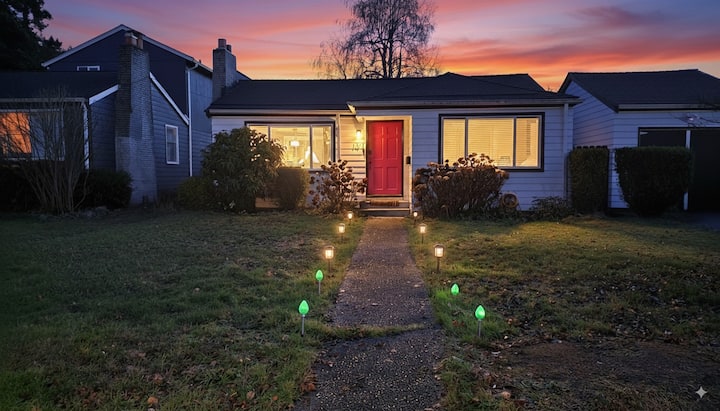 Big Yard+bbq~walk2coffee~fullkitchen~cozy&spacious - Seattle, WA